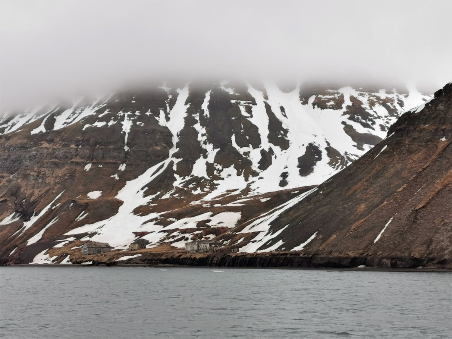 Grumant and Fuglefjellet (bird cliffs) - Erratic engineeress