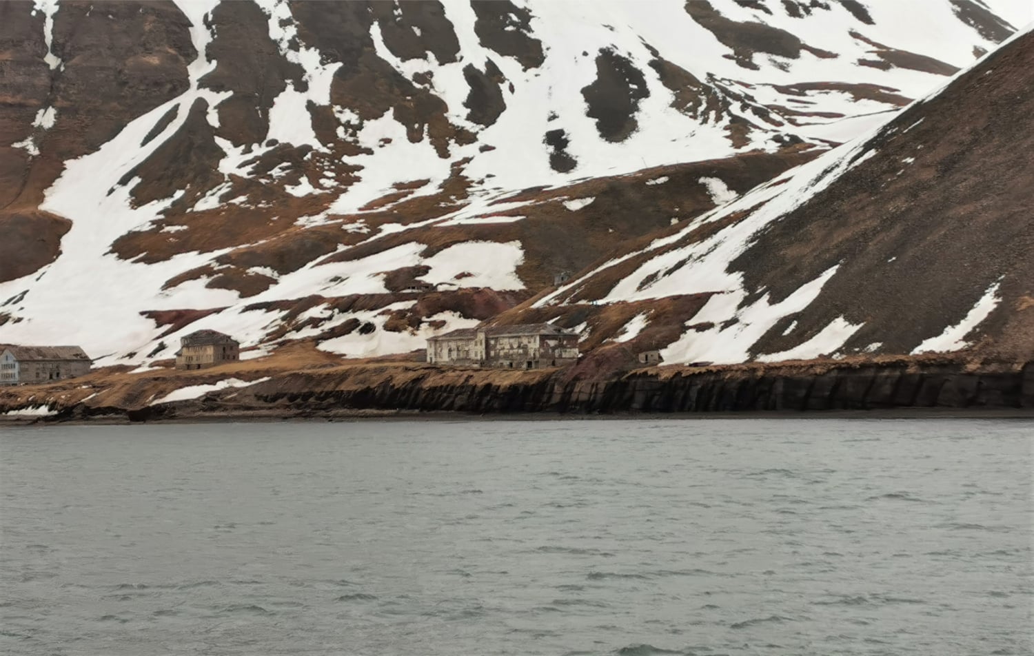 Grumant and Fuglefjellet (bird cliffs) - Erratic engineeress